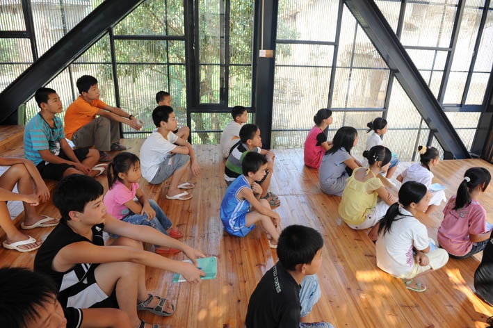 a school + a bridge at Fujian Province in China by Li Xiaodong - 谷德设计网