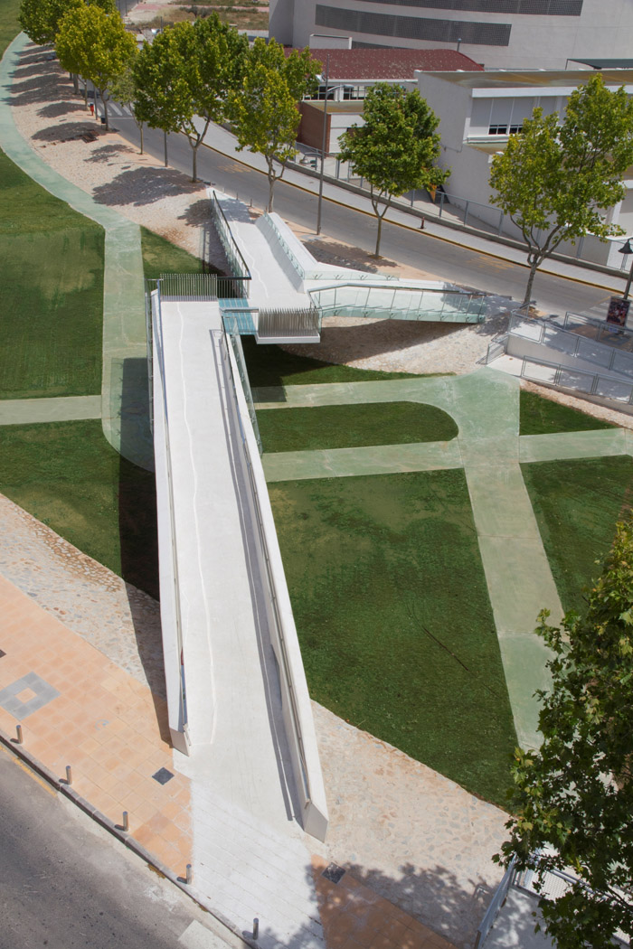 Kiss Bridge by Joaquín Alvado Bañón - 谷德设计网