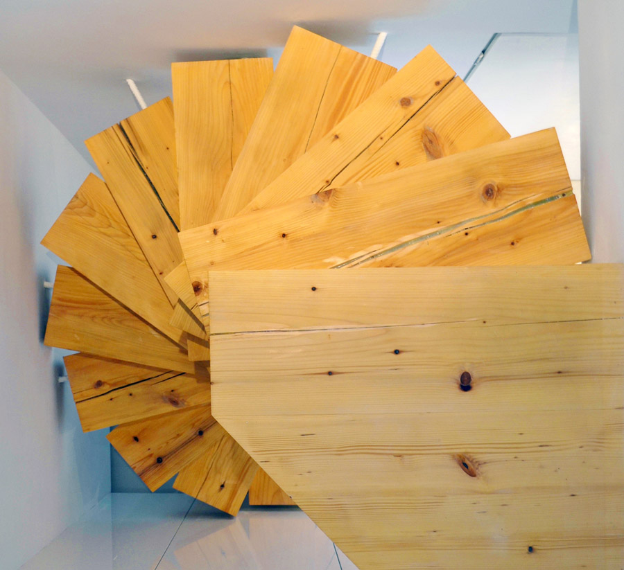 Spiral staircase made from chunky wooden blocks / QC - 谷德设计网