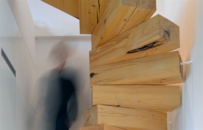 Spiral staircase made from chunky wooden blocks / QC - 谷德设计网