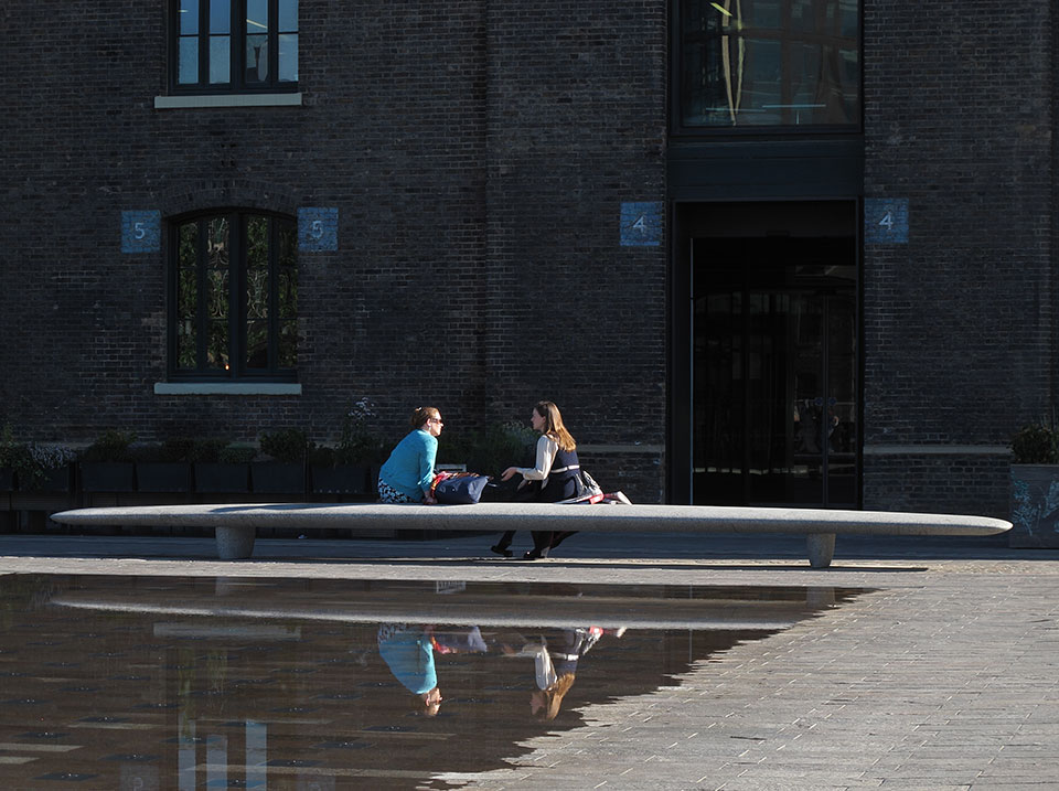 Granary Square Benches / Ian McChesney - 谷德设计网