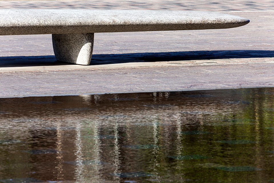 Granary Square Benches / Ian McChesney - 谷德设计网