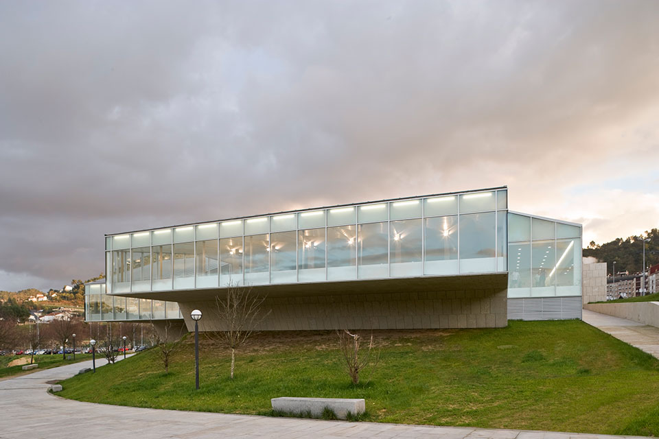 Swimming Pools for The University of Vigo at The Orense Campus - 谷德设计网
