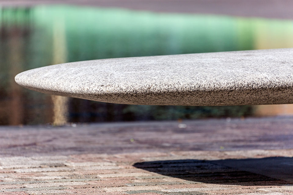 Granary Square Benches / Ian McChesney - 谷德设计网