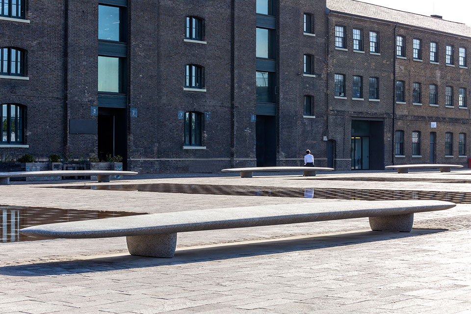 Granary Square Benches / Ian McChesney - 谷德设计网
