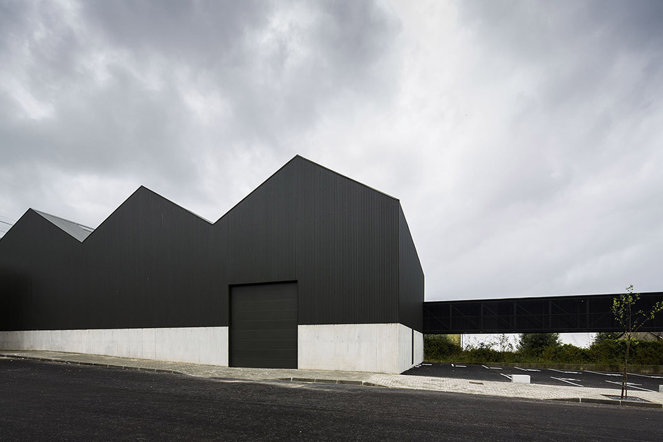 Adémia Office Building And Storage Warehouse, Protugal by João Mendes ...