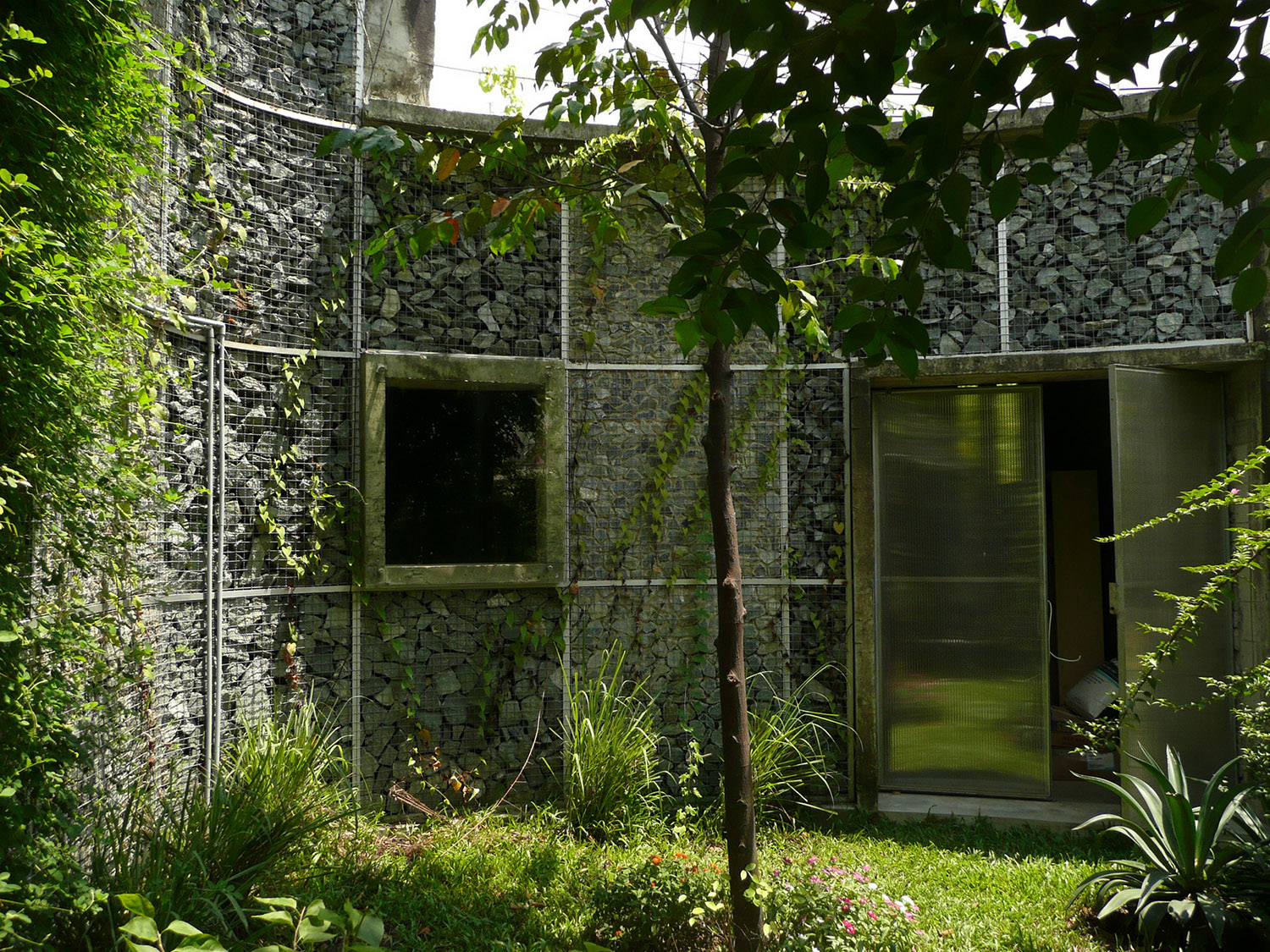 Rock House by a21studĩo - 谷德设计网