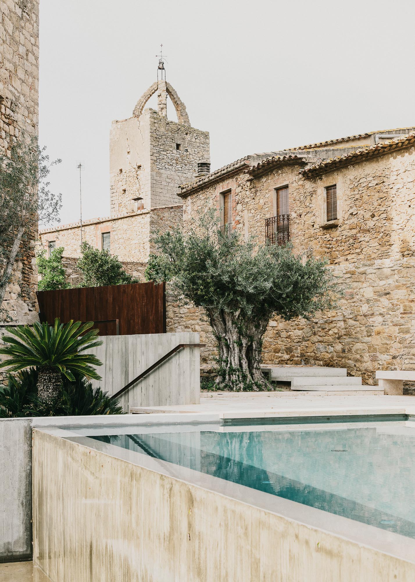 The Garden of The Peratallada Castle by MESURA - 谷德设计网