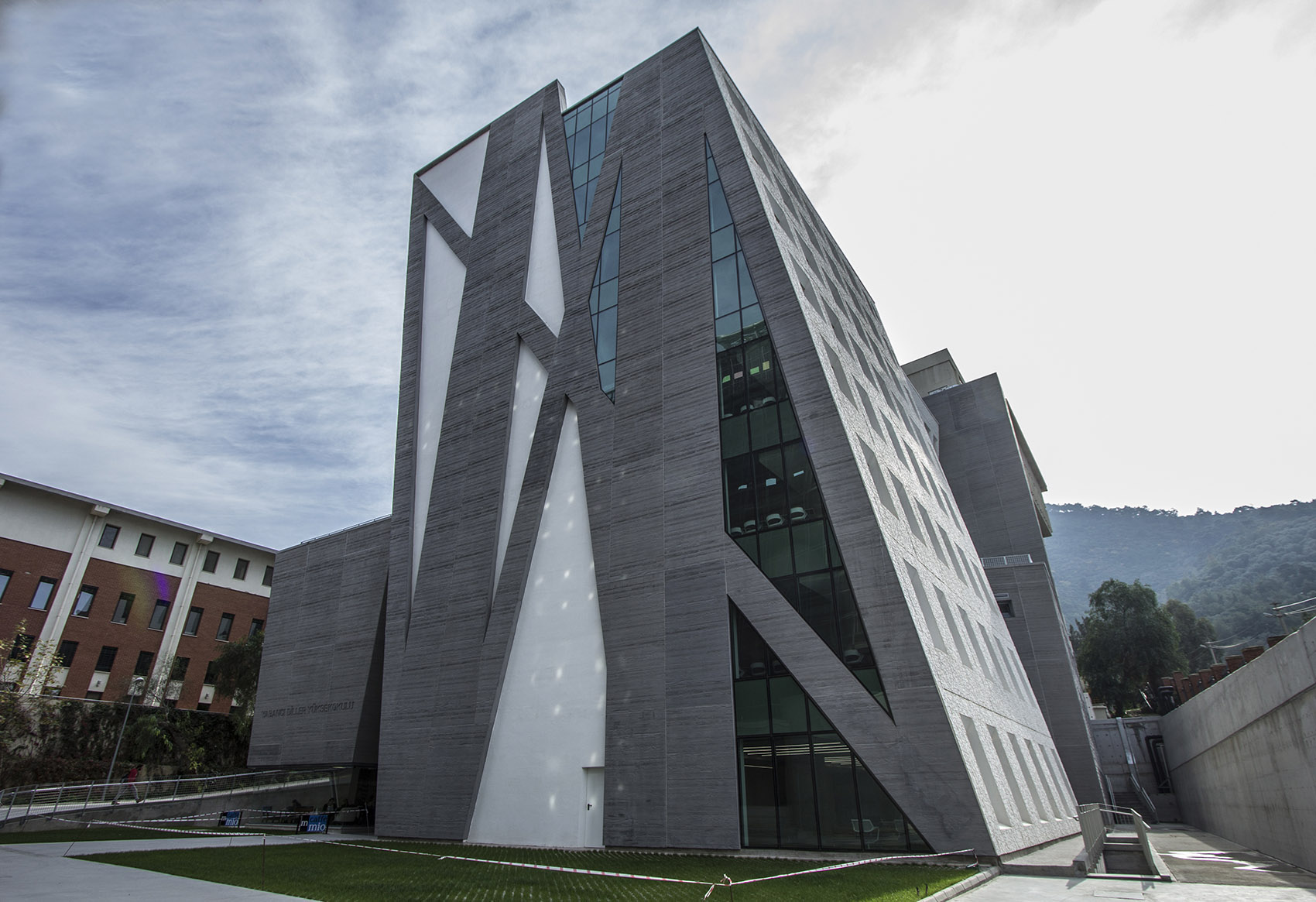 Foreign Language Building at Izmir University of Economics by AUDB - 谷德设计网