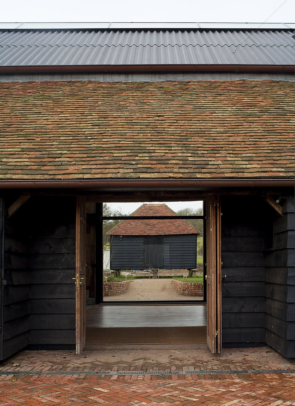 The Ancient Party Barn by Liddicoat & Goldhill - 谷德设计网