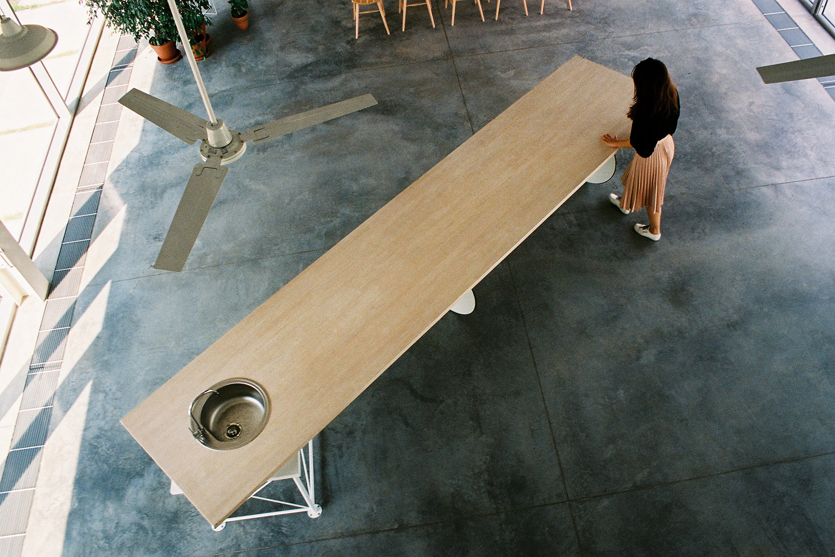 Rotating table by Studio AUTORI - 谷德设计网