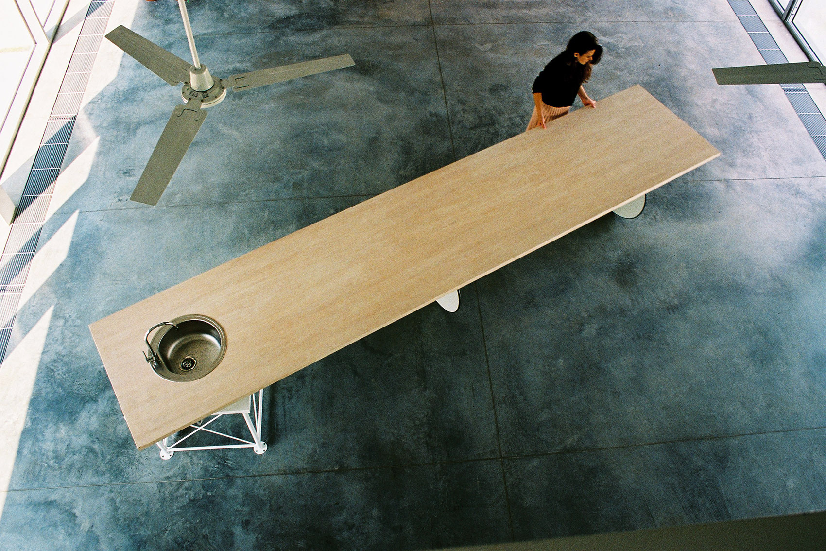 Rotating table by Studio AUTORI - 谷德设计网