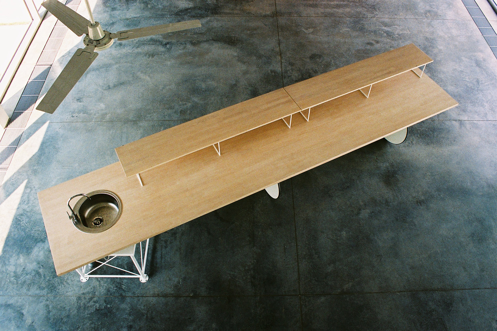 Rotating table by Studio AUTORI - 谷德设计网