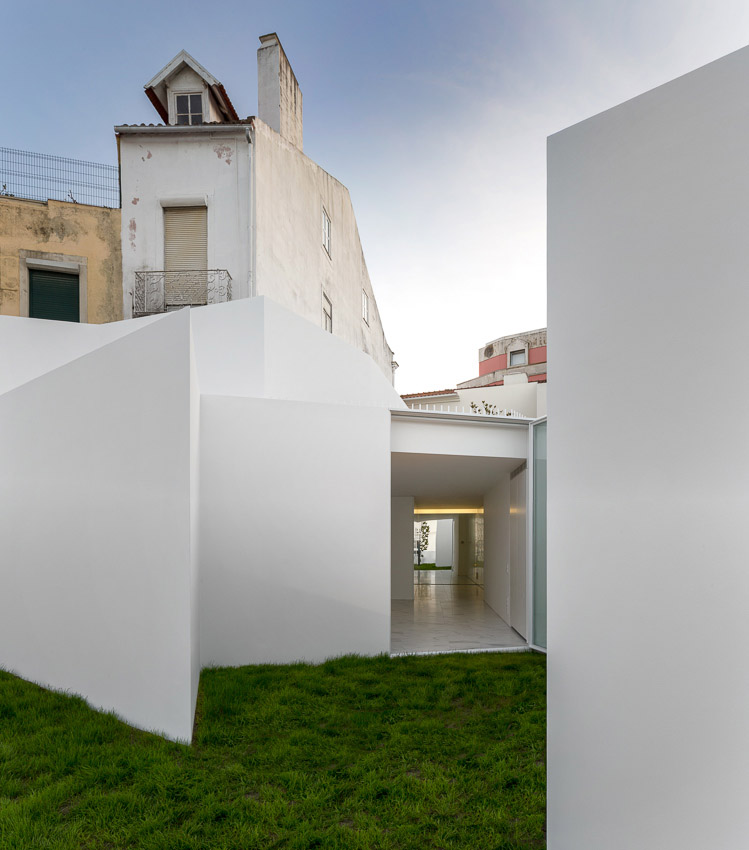 House in Alcobaça by Aires Mateus - 谷德设计网