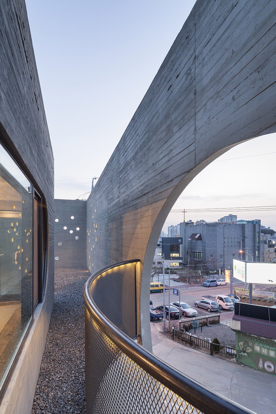 Two Moon by Moon Hoon - 谷德设计网