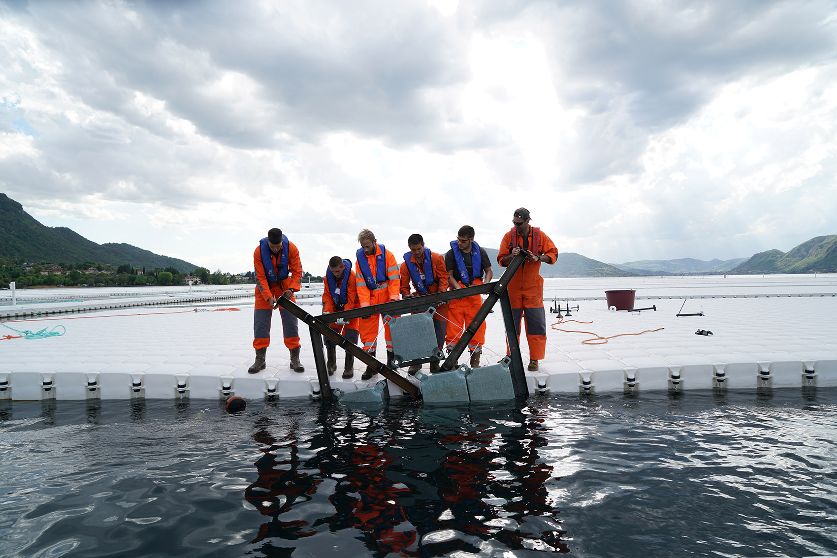 The Floating Piers / Christo and Jeanne Claude - 谷德设计网