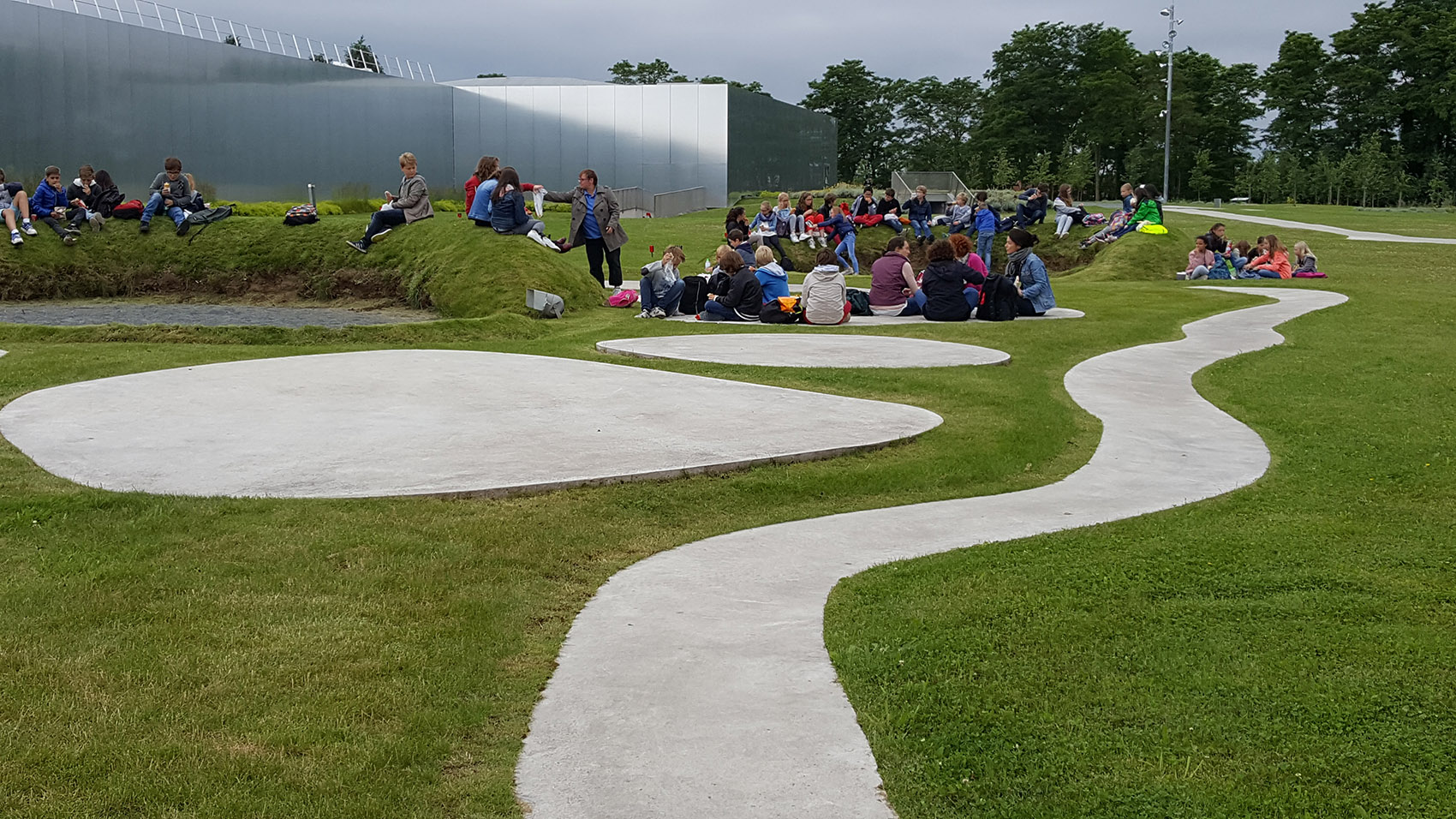 The Louvre Lens museum park by Catherine Mosbach - 谷德设计网
