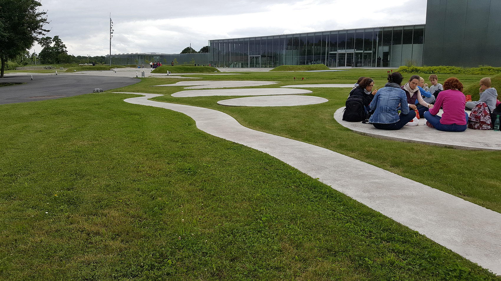 The Louvre Lens museum park by Catherine Mosbach - 谷德设计网