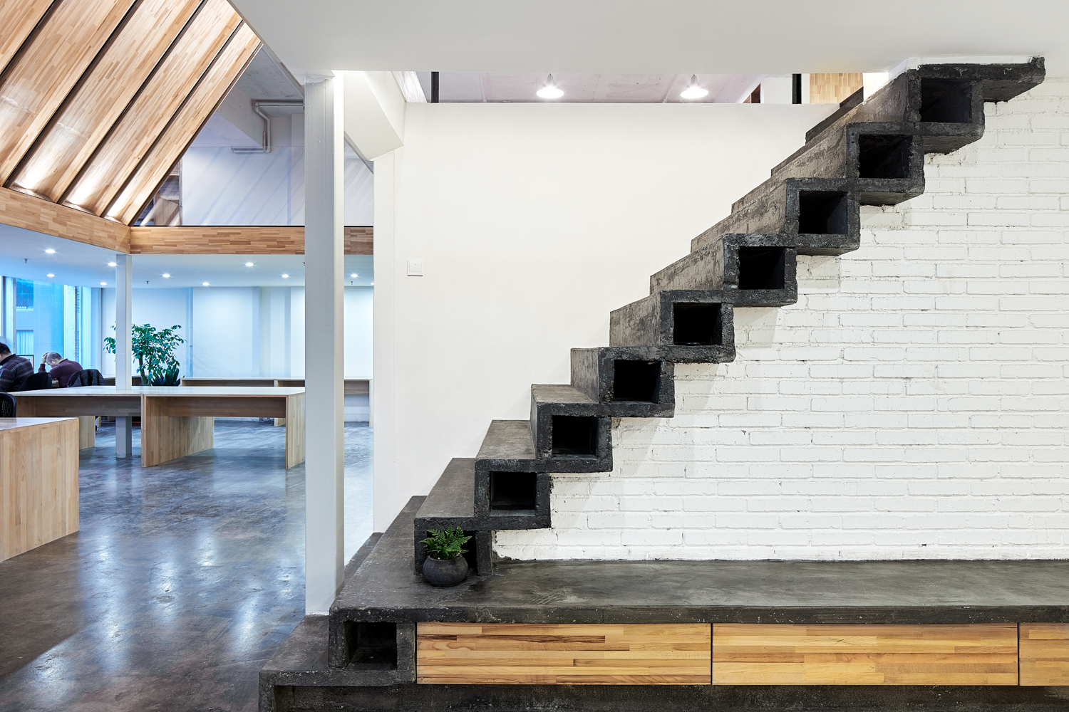 The stepped roof, a natural office space in Chengdu by HAD Architecture ...