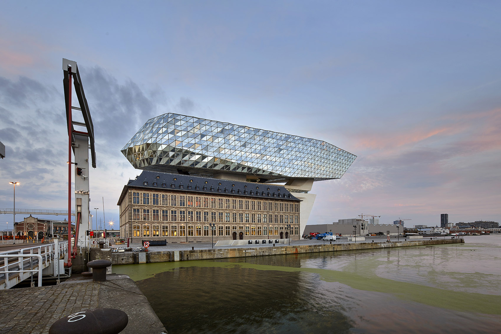 Port House Antwerp by Zaha Hadid Architects - 谷德设计网