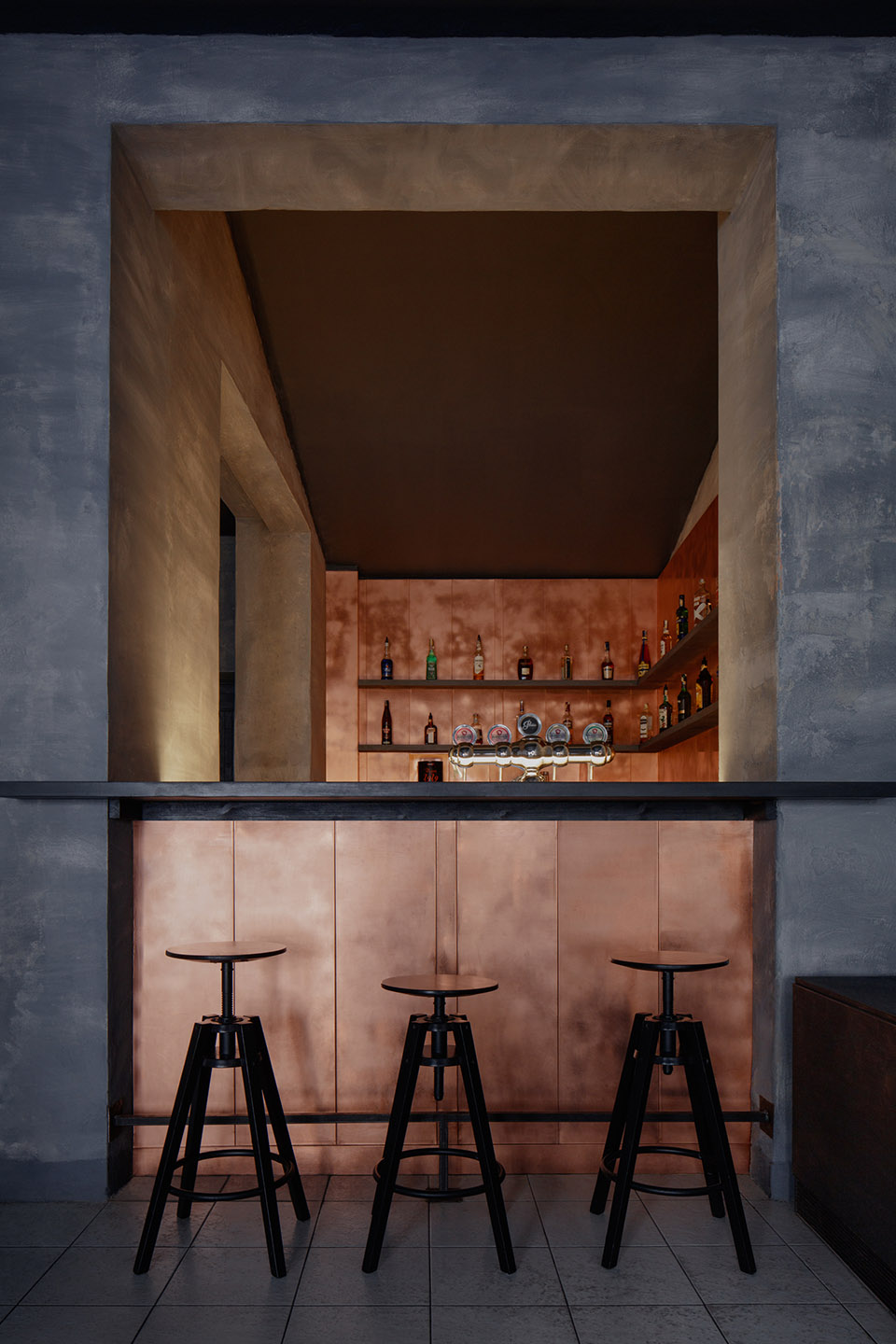 Copper Bar in historic building by Zavoral architekt - 谷德设计网