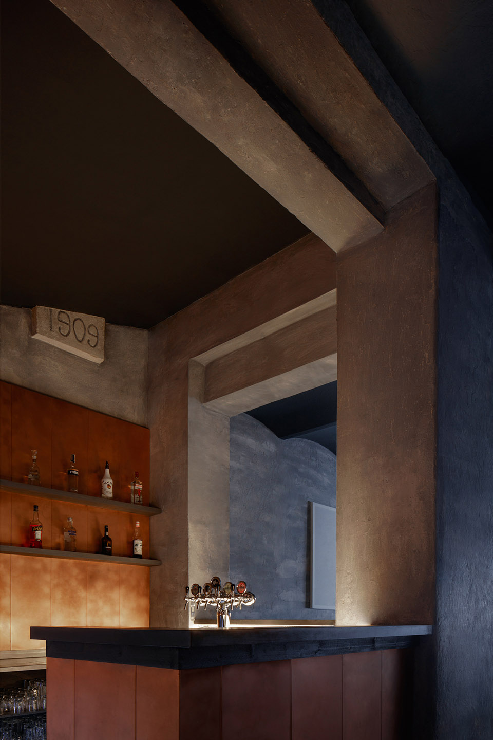 Copper Bar in historic building by Zavoral architekt - 谷德设计网