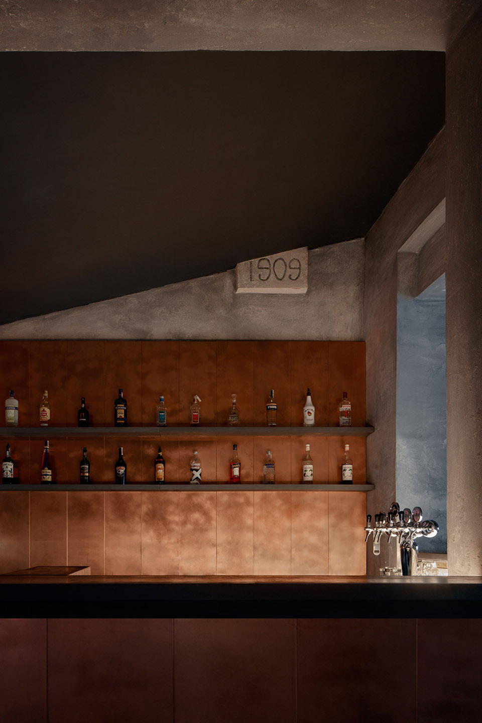 Copper Bar in historic building by Zavoral architekt - 谷德设计网