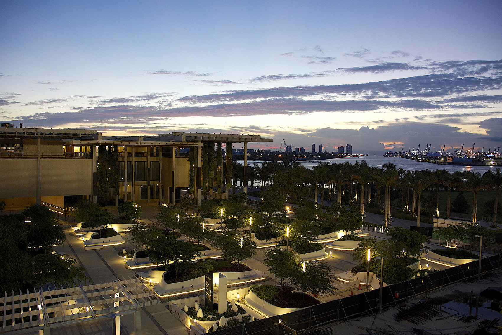 Knight Plaza, Miami by James Corner Field Operations - 谷德设计网
