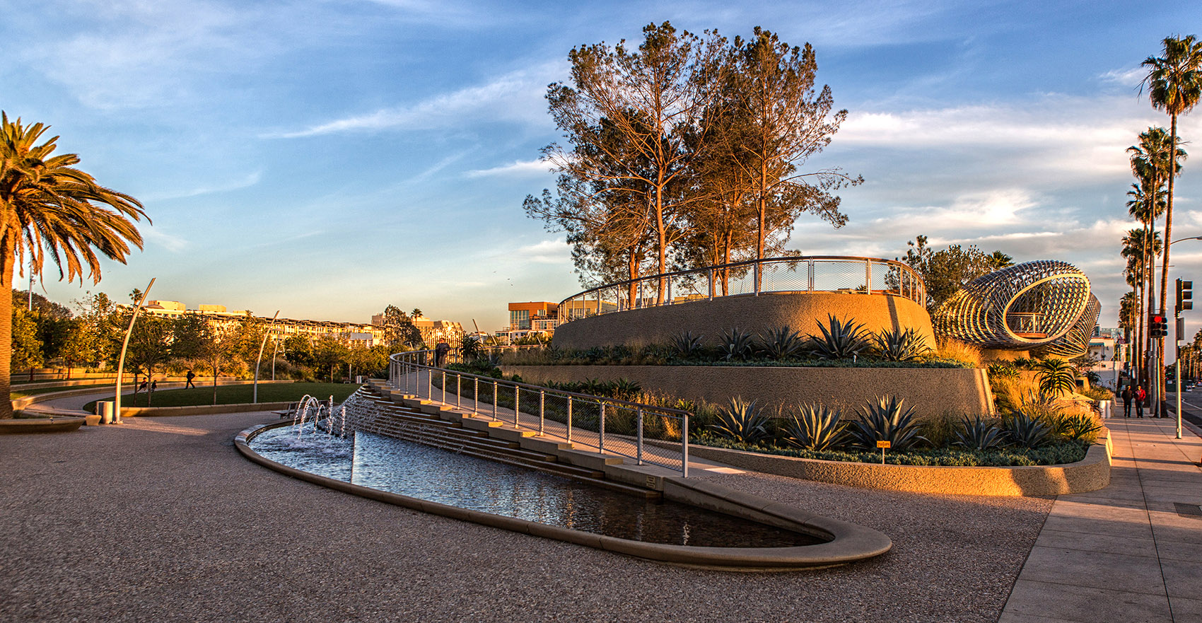 Tongva Park and Ken Genser Square by James Corner Field Operations - 谷德设计网
