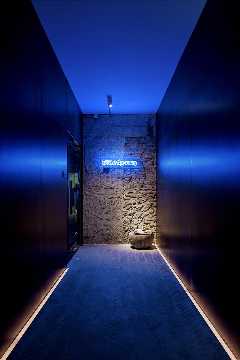 Fashion of Simplicity-Blue Space Office, Guangzhou by Bloom Design - 谷德设计网