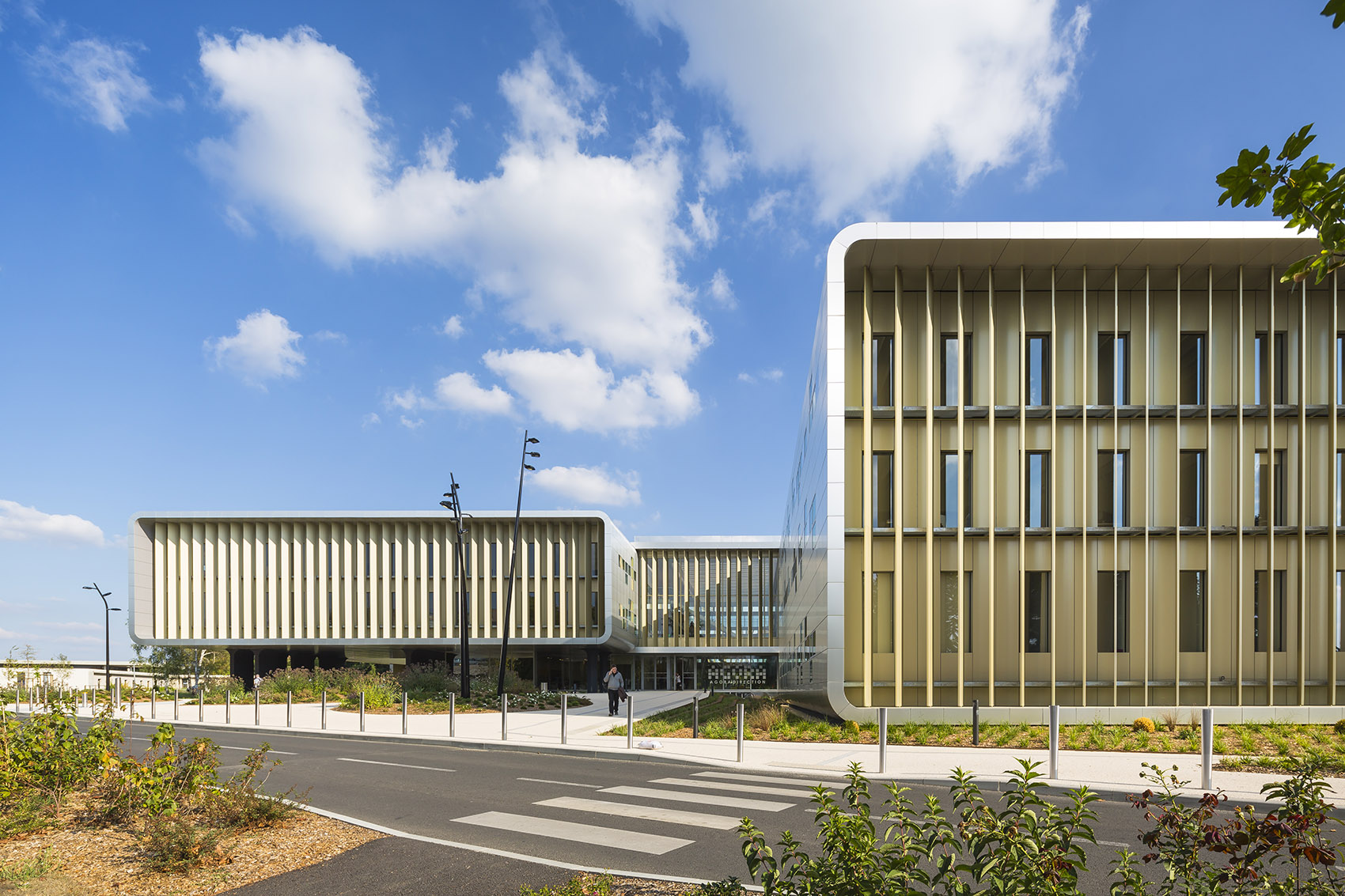 Administrative Center of the CHU of Poitiers by Brenac + Gonzalez et ...
