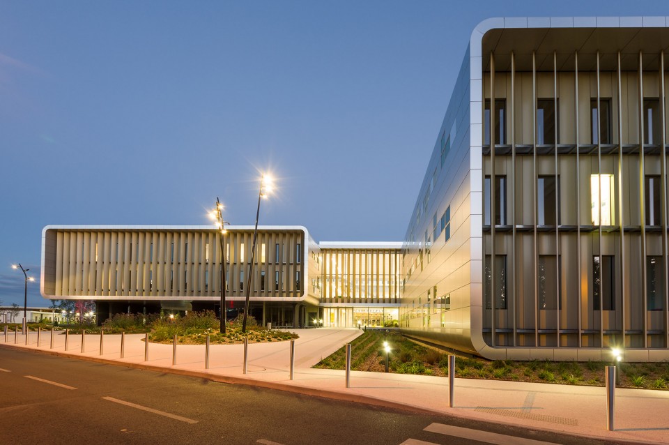 Administrative Center of the CHU of Poitiers by Brenac + Gonzalez et ...