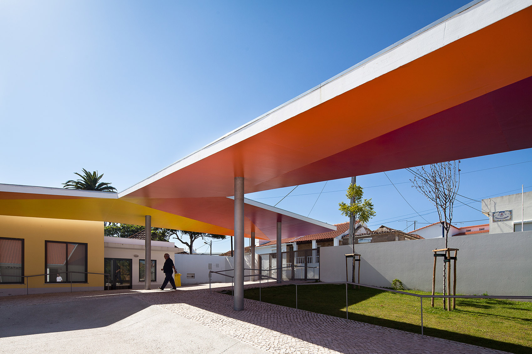 School Canopy in Santarém by extrastudio - 谷德设计网