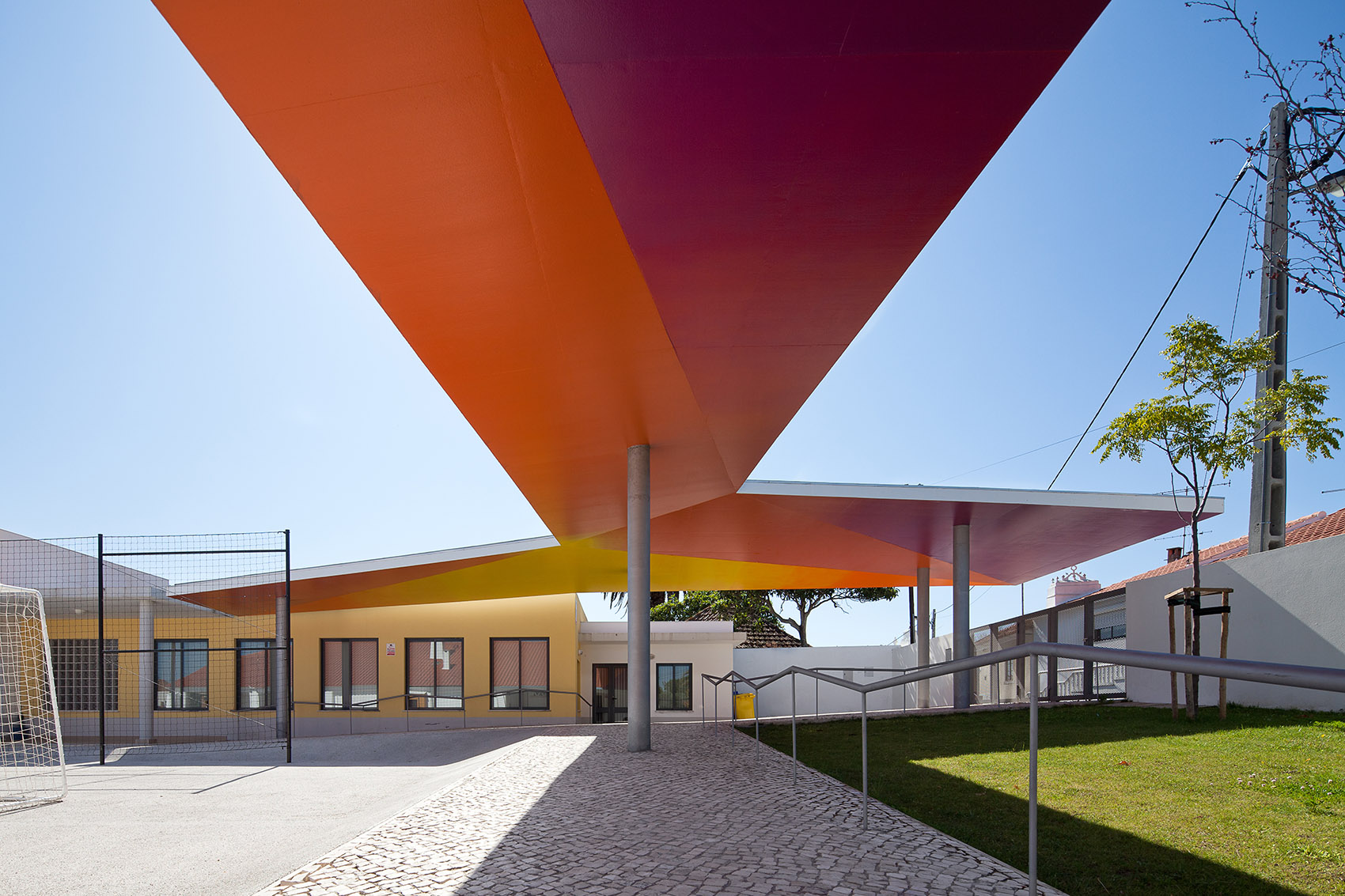 School Canopy in Santarém by extrastudio - 谷德设计网