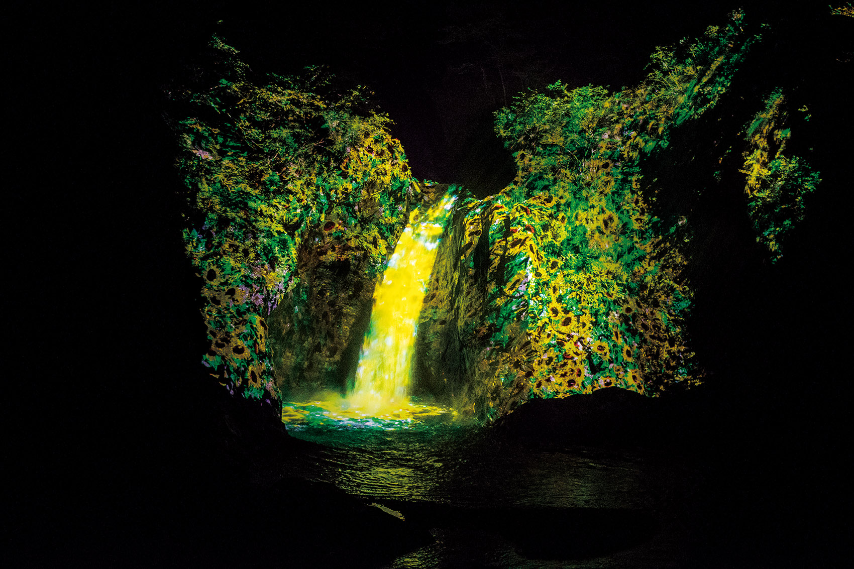 Waterfall Deep in the Mountains / teamLab - 谷德设计网