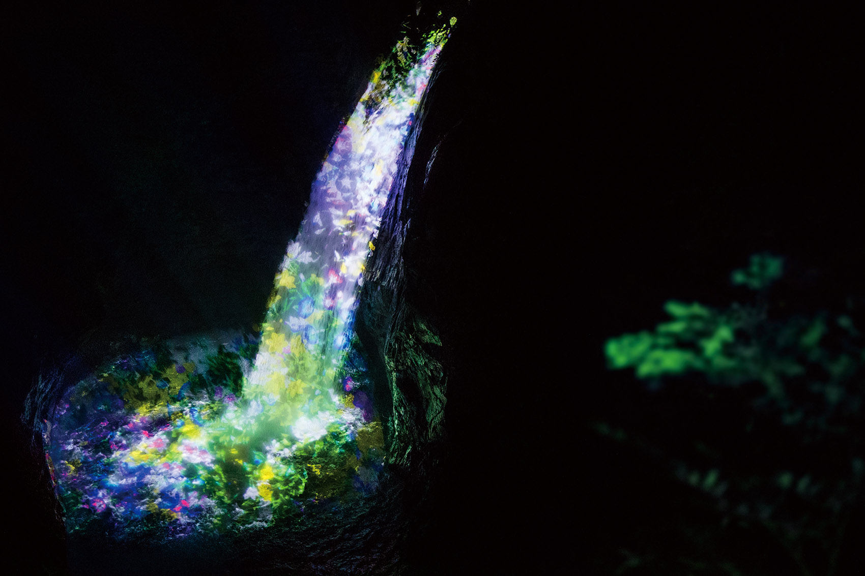 Waterfall Deep in the Mountains / teamLab - 谷德设计网