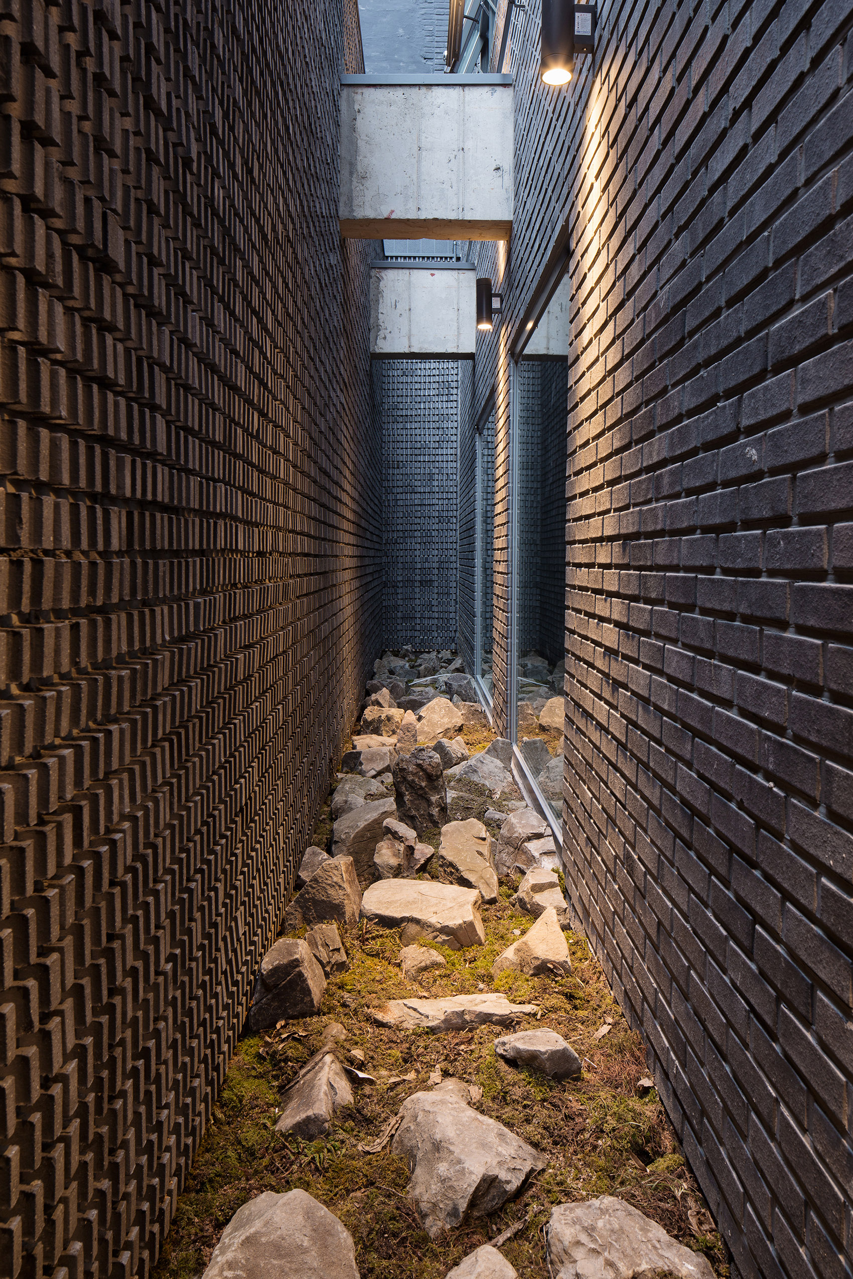 Red Mirror Strips / Wise Architecture - 谷德设计网