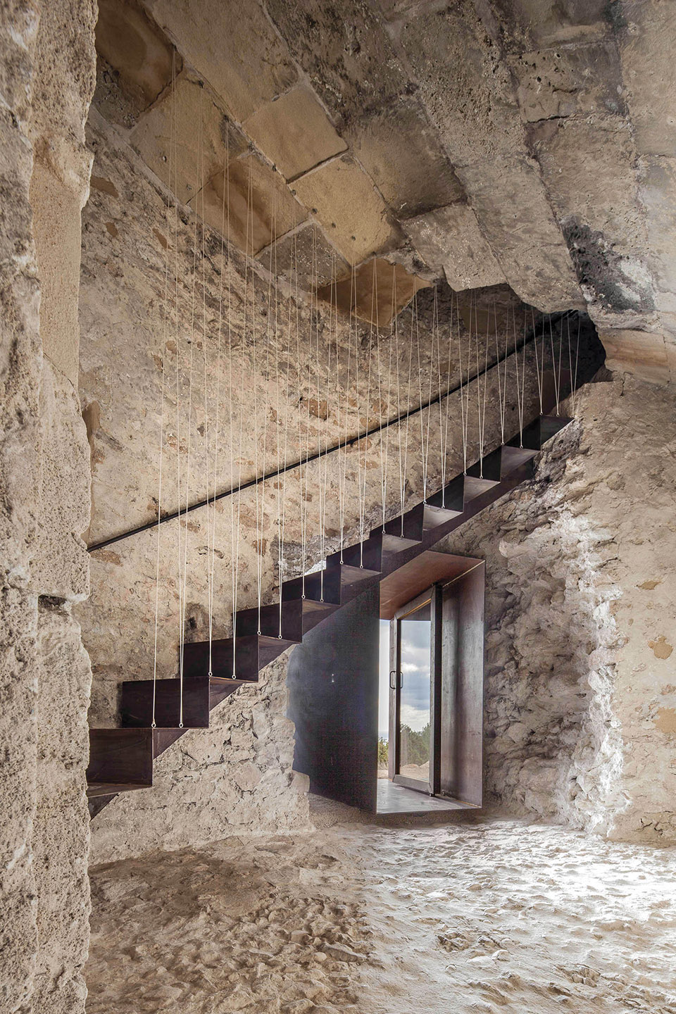 RESTORATION OF ‘PI DES CATALÀ’ TOWER By Marià Castelló Martínez - 谷德设计网