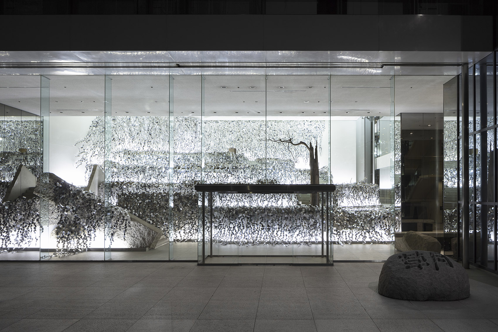 Kaleidoscopic Ivy, Installation of “ivy of mirrors” for Japanese flower ...