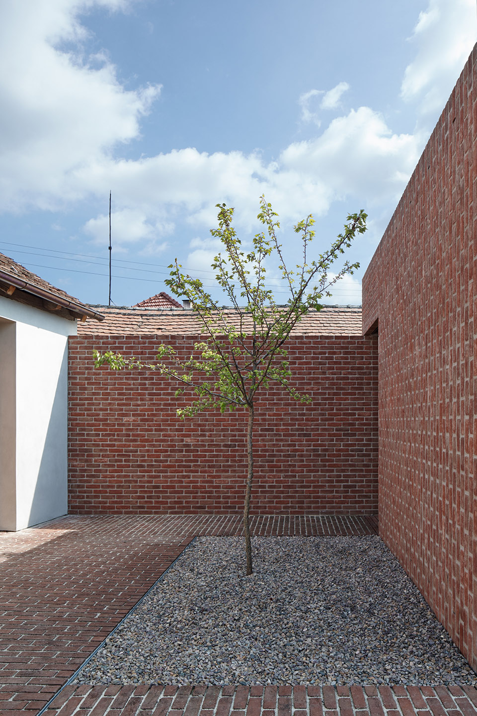 Brick Garden with Brick House By Jan Proksa - 谷德设计网