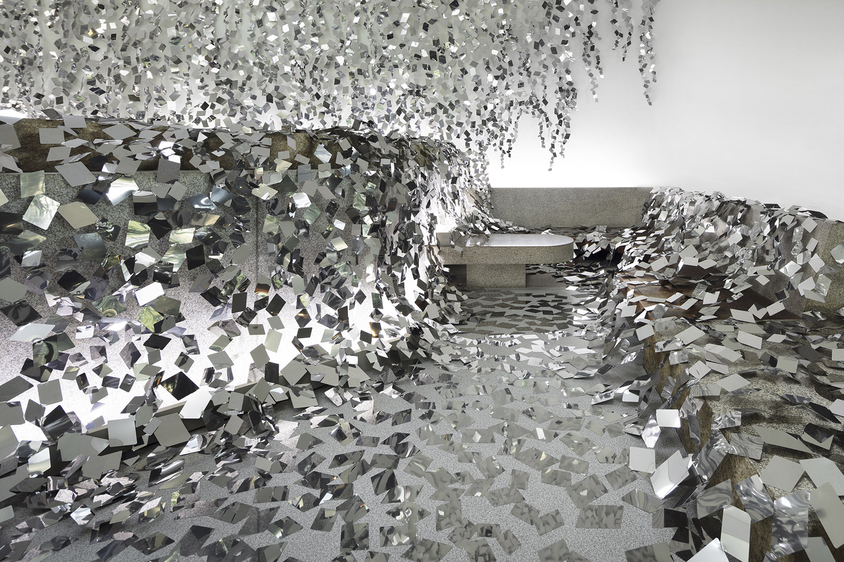 Kaleidoscopic Ivy, Installation of “ivy of mirrors” for Japanese flower ...