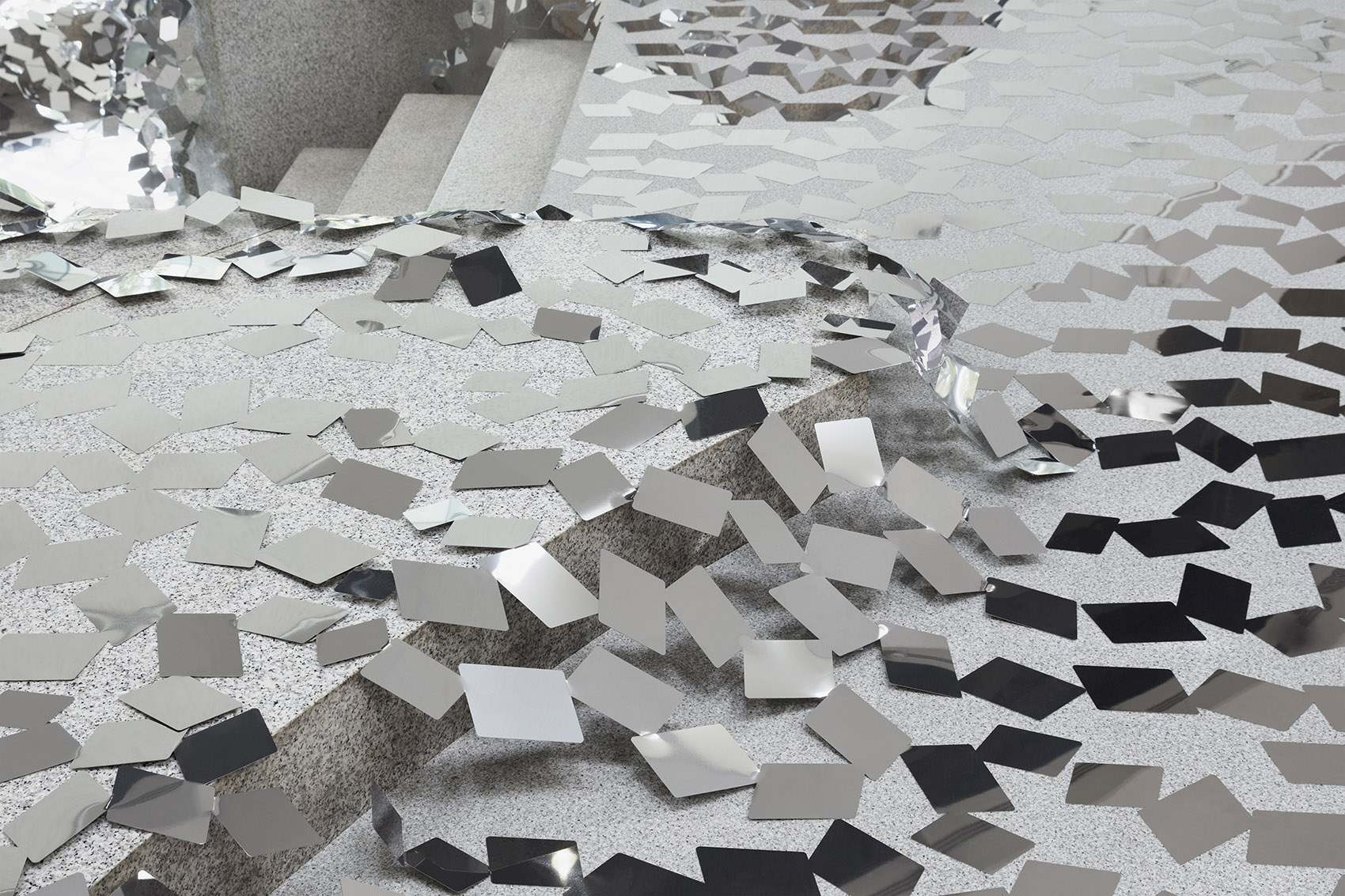 Kaleidoscopic Ivy, Installation of “ivy of mirrors” for Japanese flower ...