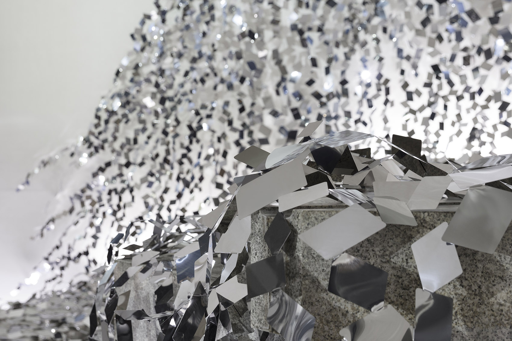 Kaleidoscopic Ivy, Installation of “ivy of mirrors” for Japanese flower ...