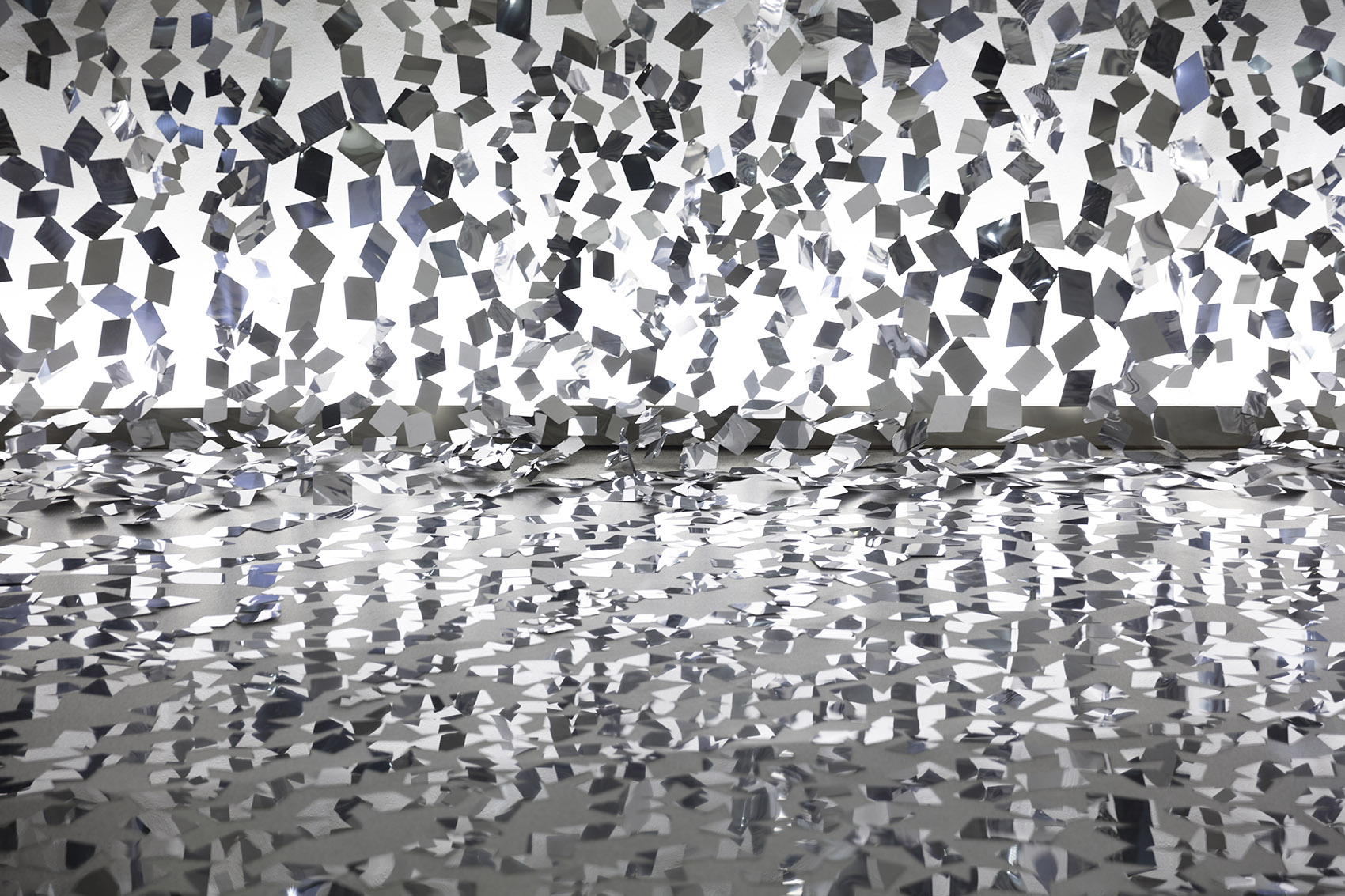 Kaleidoscopic Ivy, Installation of “ivy of mirrors” for Japanese flower ...