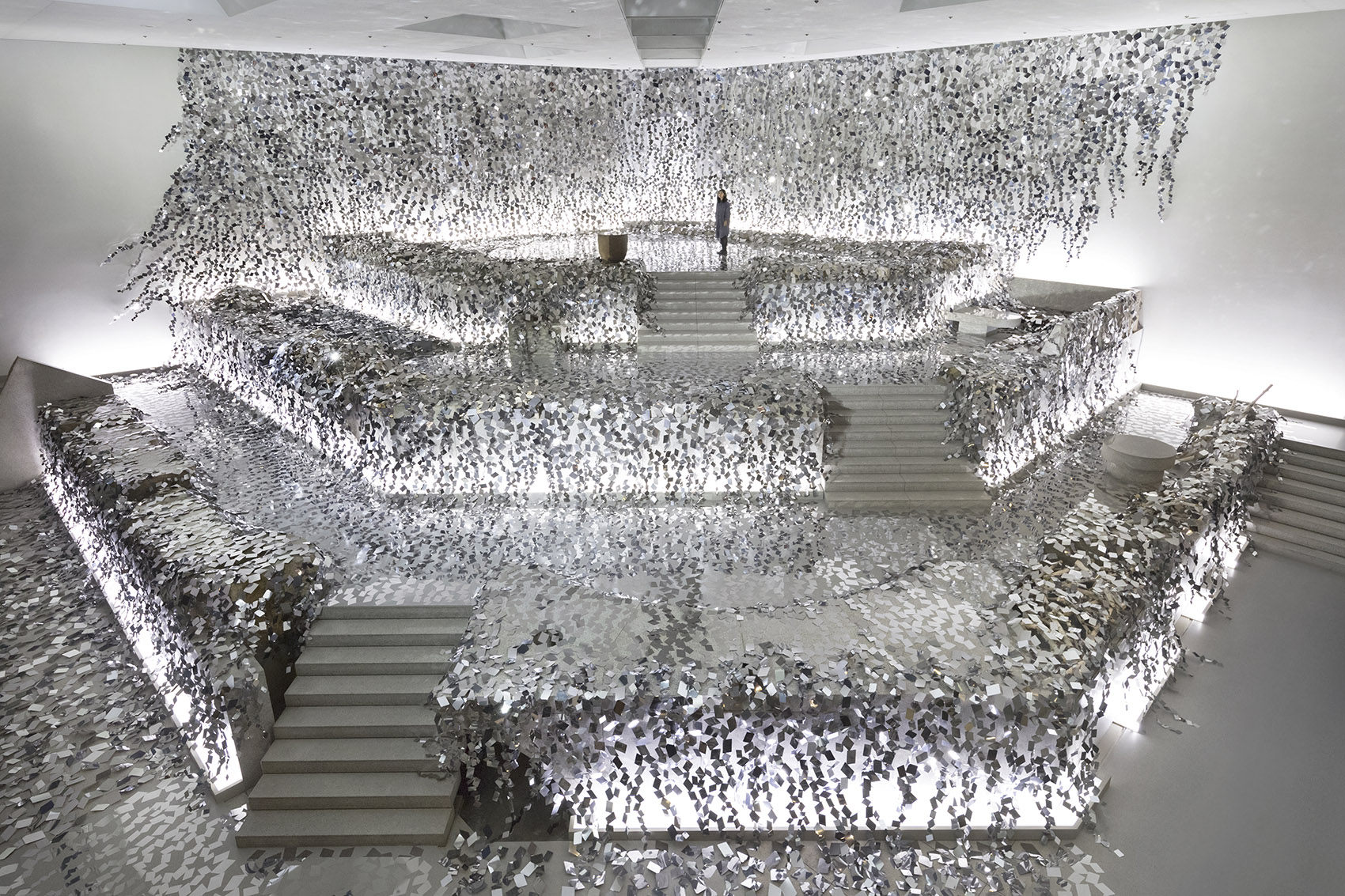 Kaleidoscopic Ivy, Installation of “ivy of mirrors” for Japanese flower ...