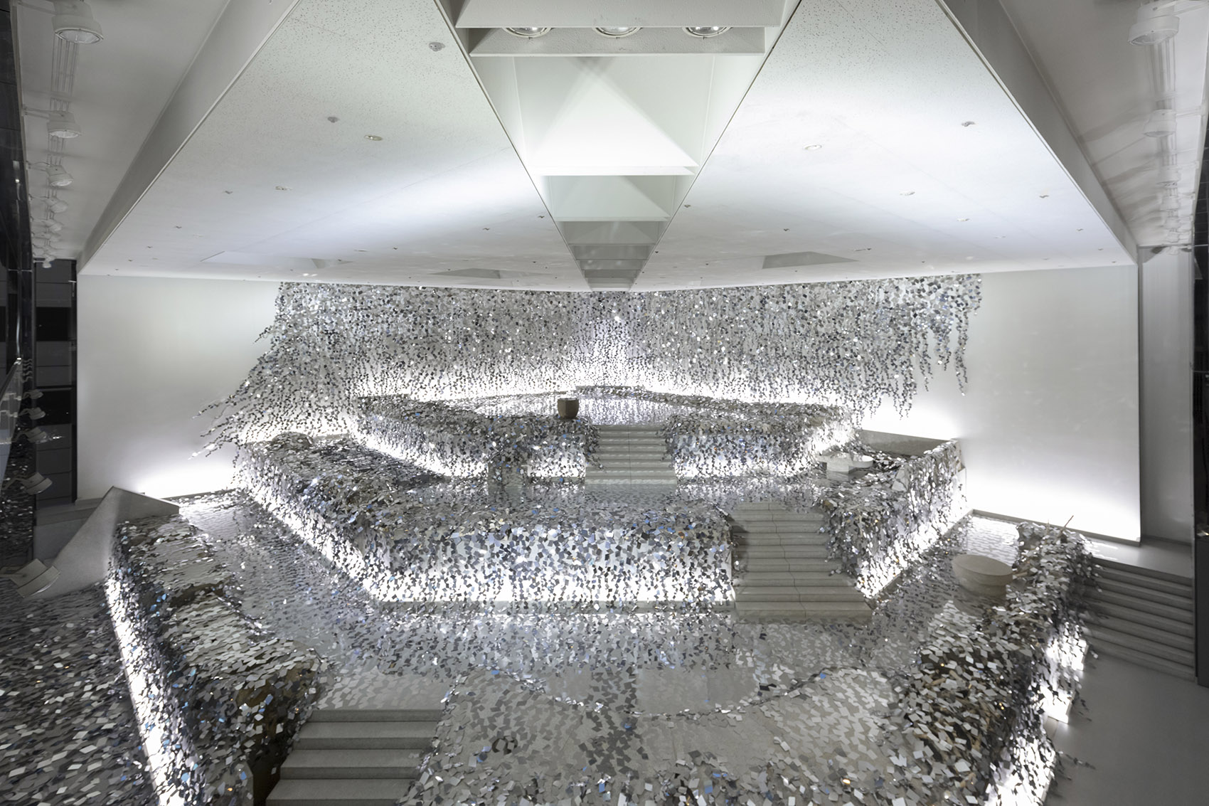 Kaleidoscopic Ivy, Installation of “ivy of mirrors” for Japanese flower ...