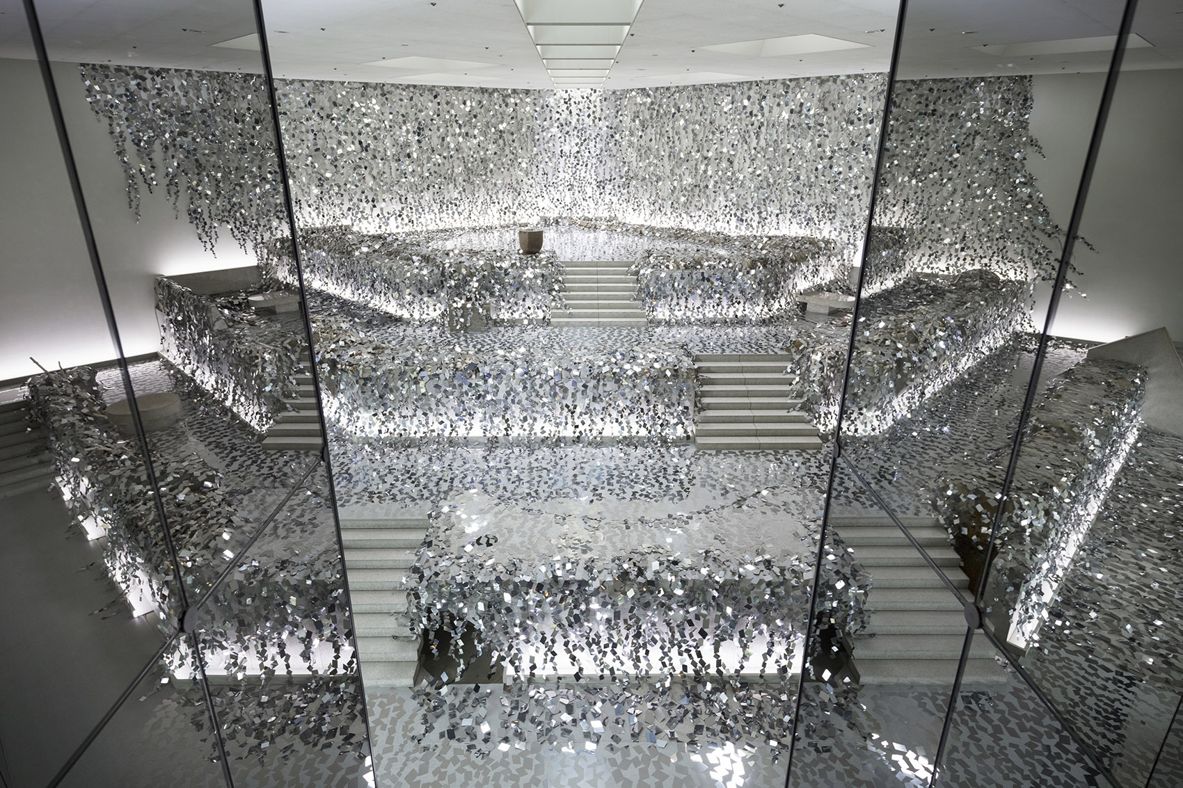 Kaleidoscopic Ivy, Installation of “ivy of mirrors” for Japanese flower ...