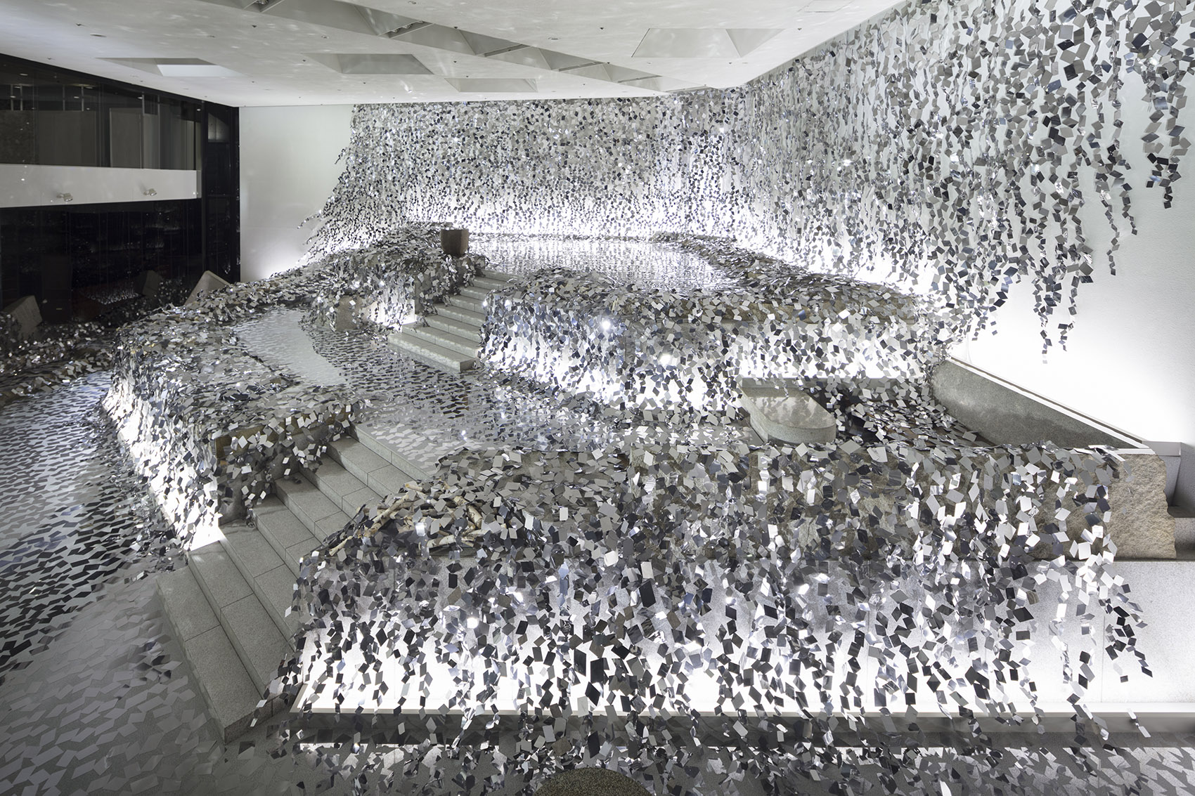 Kaleidoscopic Ivy, Installation of “ivy of mirrors” for Japanese flower ...