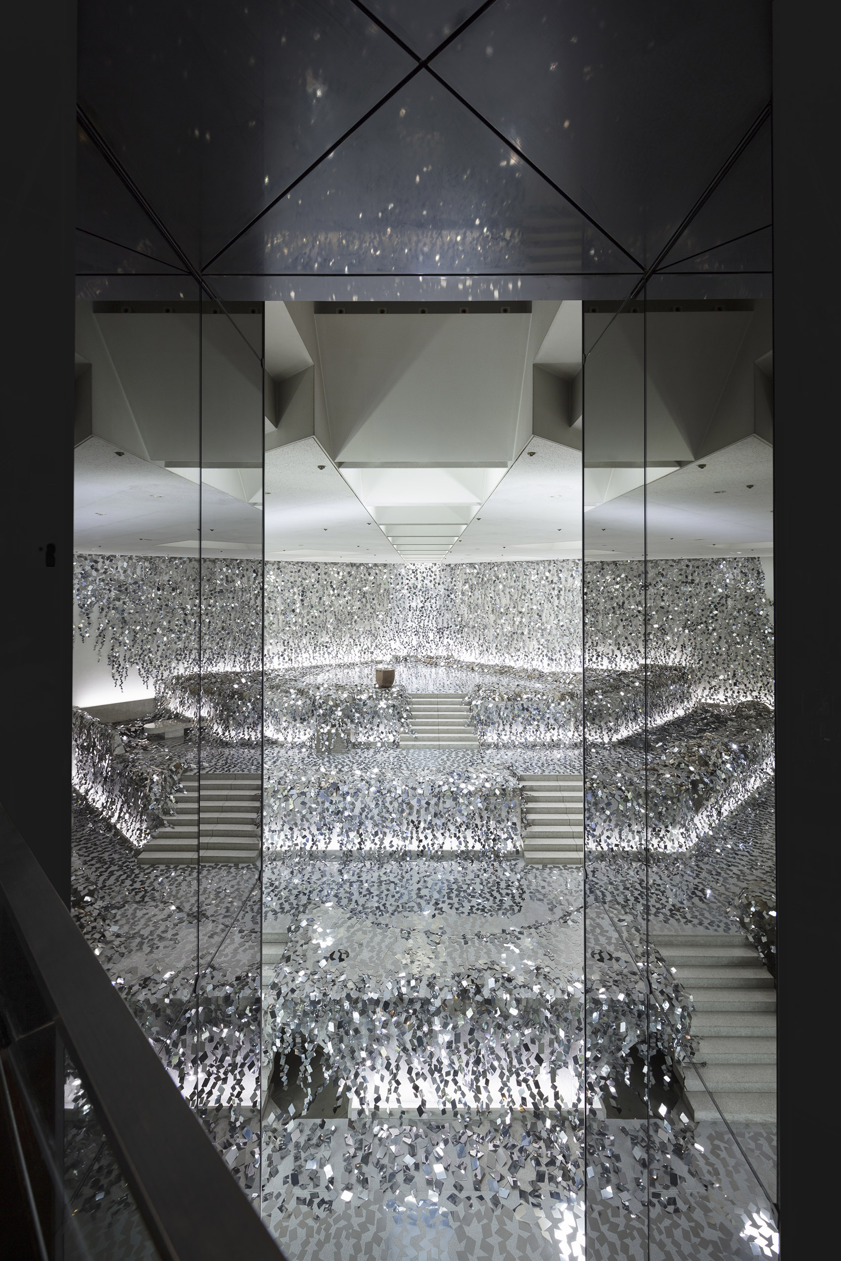 Kaleidoscopic Ivy, Installation of “ivy of mirrors” for Japanese flower ...