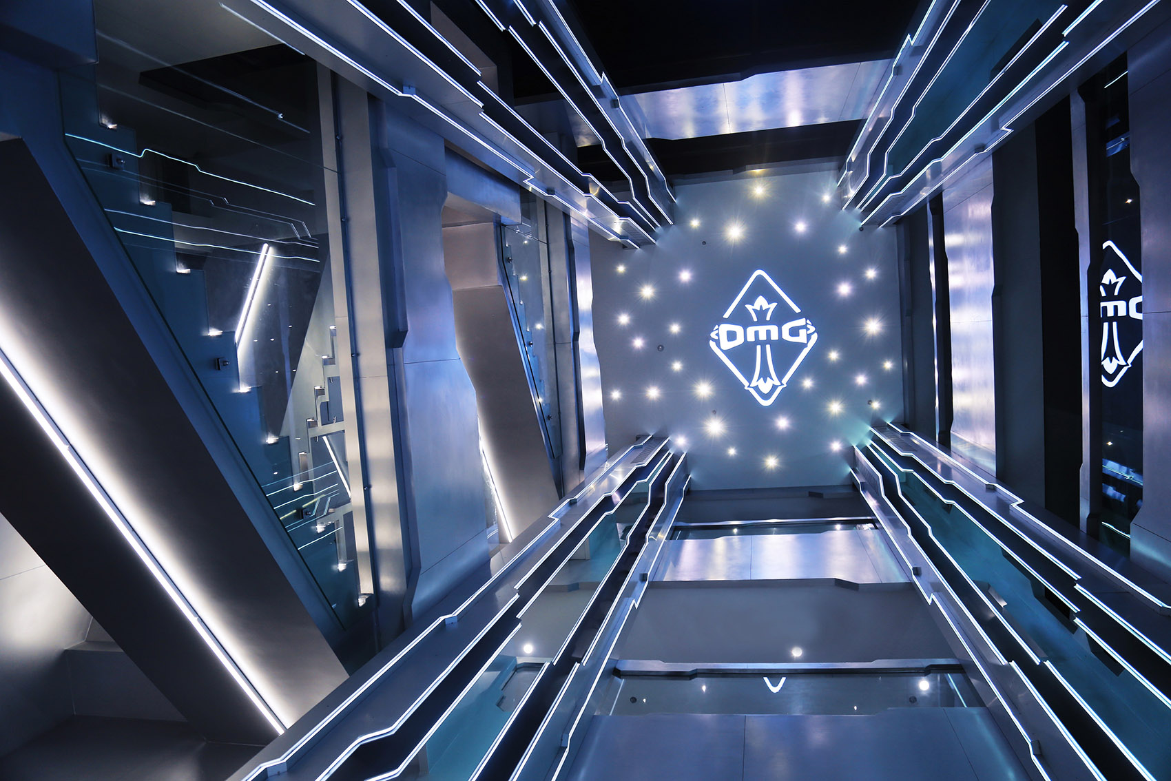 OMG Electronic Sports Club By Shanghai GuTeng designer studio - 谷德设计网